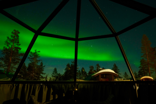 Inside,Glass,Igloo.,Laid,In,Warm,Bed,To,See,Aurora – 七逗旅遊網